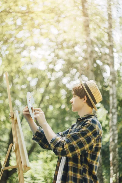 Chico adolescente pintando fotos de stock, imágenes de Chico ...