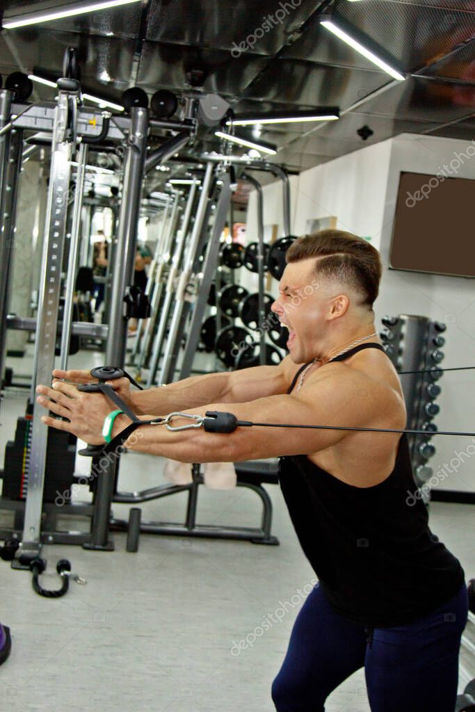 un hombre con músculos grandes se dedica a levantamiento de pesas en el ...