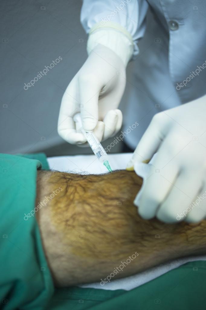 Surgeon doctor injecting patient in hospital clinic — Stock Photo ...