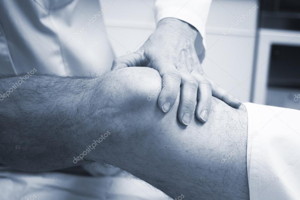Traumatologist orthopedic surgeon doctor examining patient — Stock ...