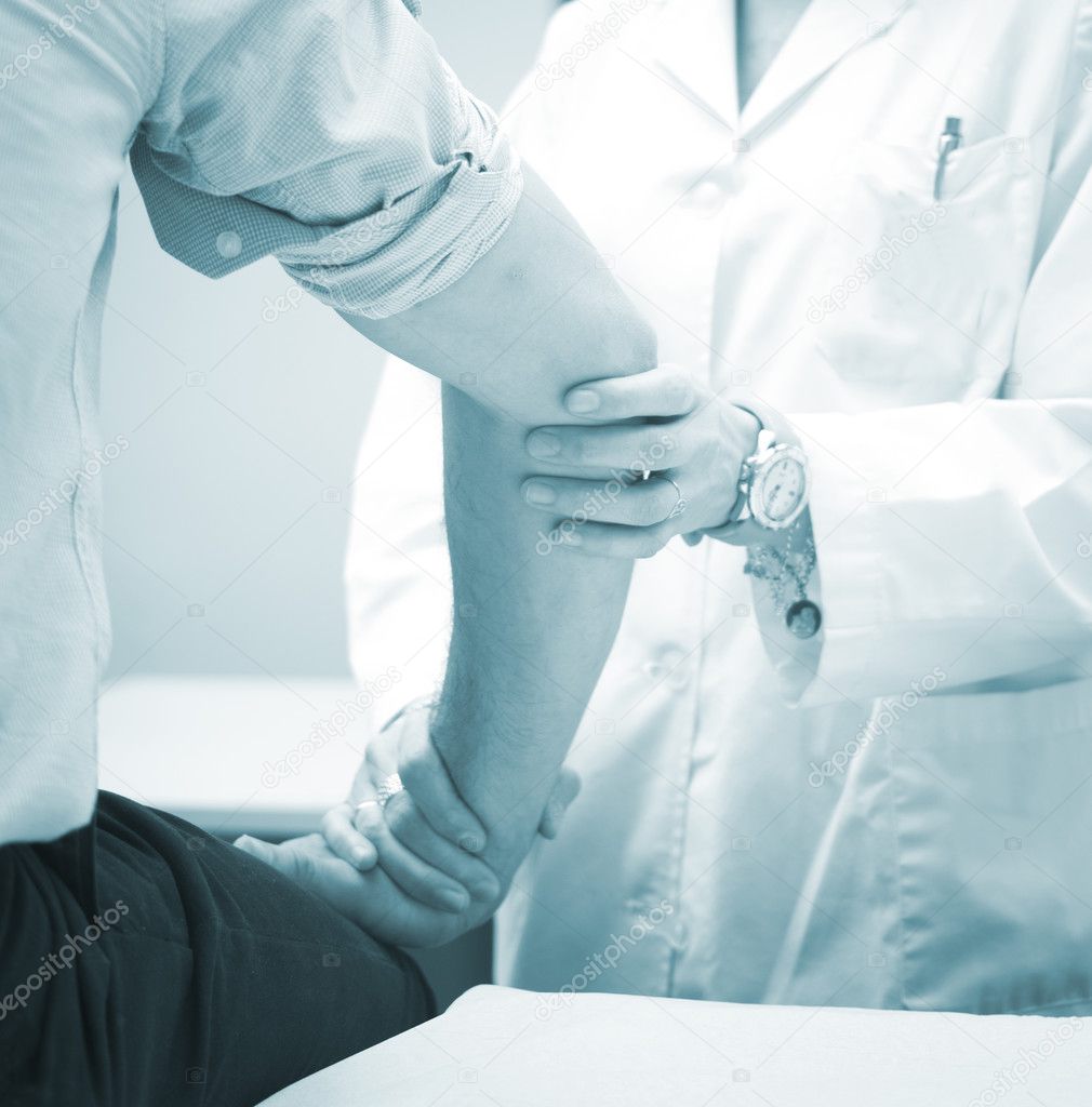 Traumatologist orthopedic surgeon doctor examining patient Stock Photo ...