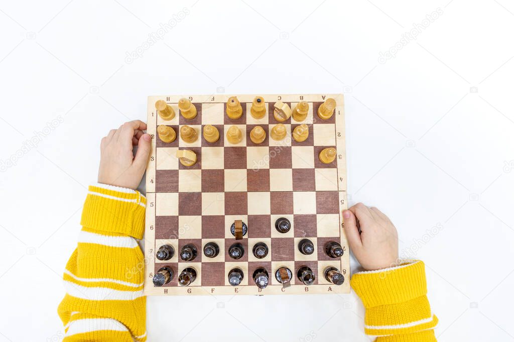 Vista superior de las manos de los niños está jugando juego de ajedrez ...