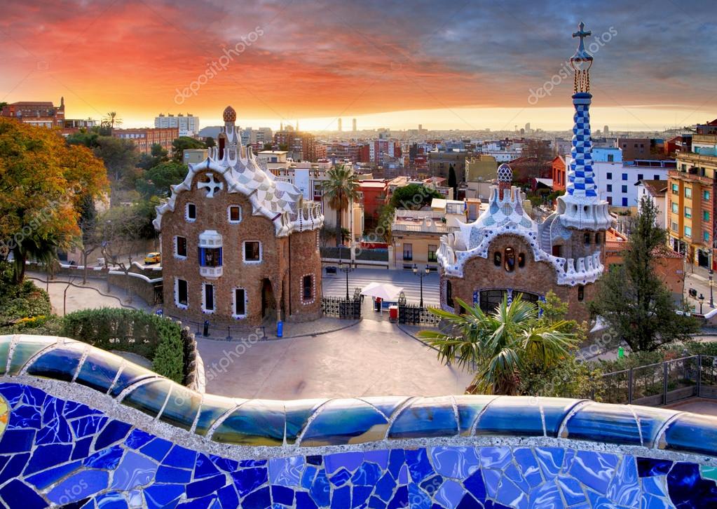Parque Güell, Barcelona — Foto editorial de stock © TTstudio #102733756