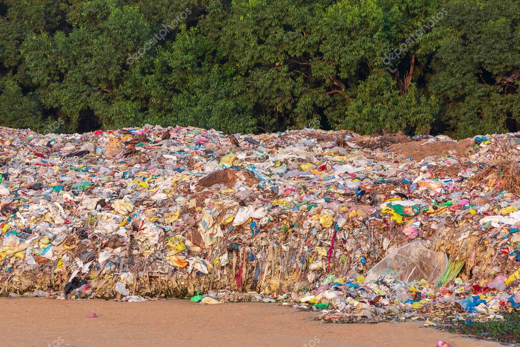 Residuos de basuras. Montón de basura en un depósito de chatarra cerca ...