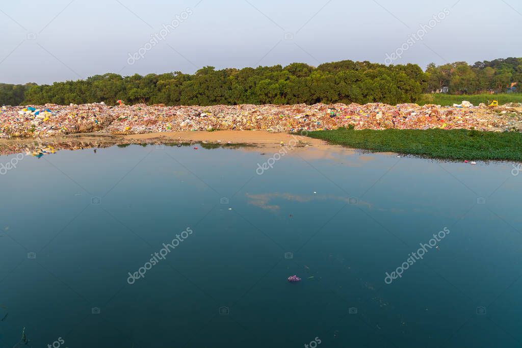 Residuos de basuras. Montón de basura en un depósito de chatarra cerca ...