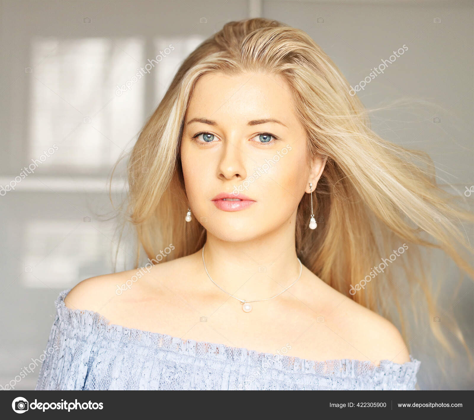 Beautiful model woman, long blonde hair and pearl jewelry, luxury ...