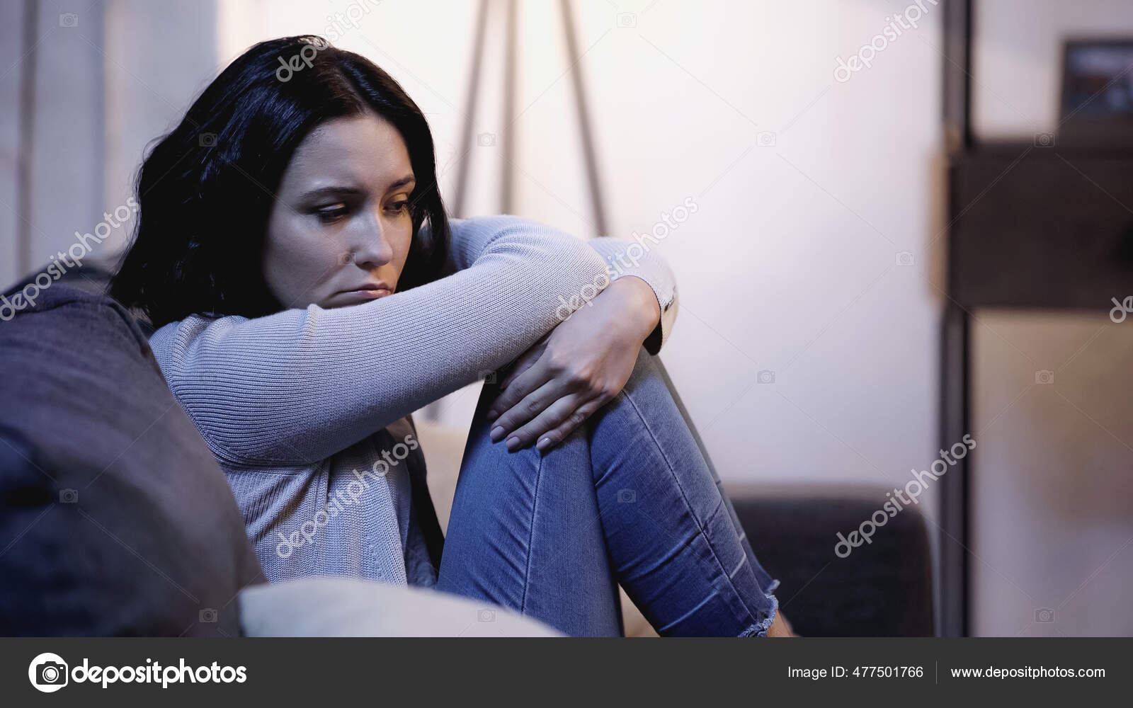 Mujer Deprimida Sentada Sofá Uno Mismo Abrazo Pose Casa — Foto de stock #477501766 ...
