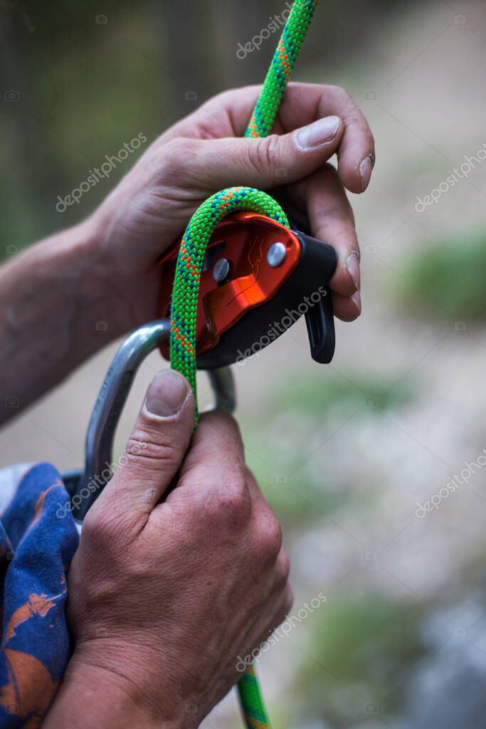 Primer plano de las manos de un hombre operando un dispositivo de ...