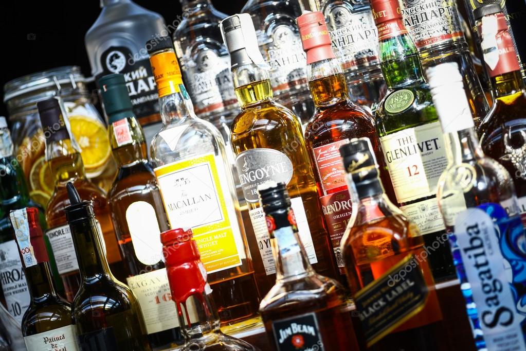 Muchas botellas de alcohol — Foto editorial de stock © bizoon #94188132