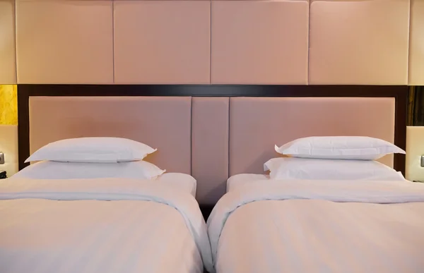 Modern luxury hotel bed Stock Photos, Royalty Free Modern luxury hotel ...