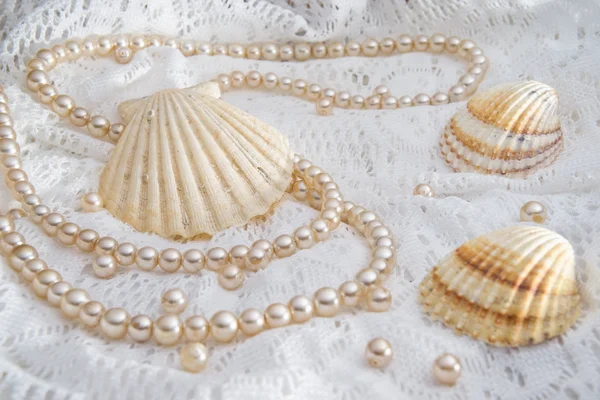 Perlas y conchas de mar fotos de stock, imágenes de Perlas y conchas de ...