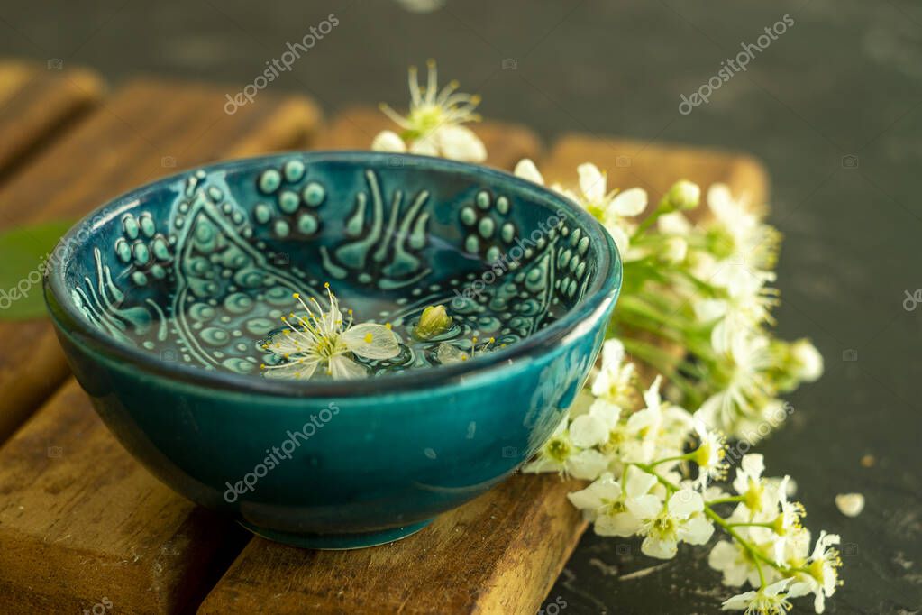 Un taz n azul oriental turco con agua transparente sobre un fondo de ...
