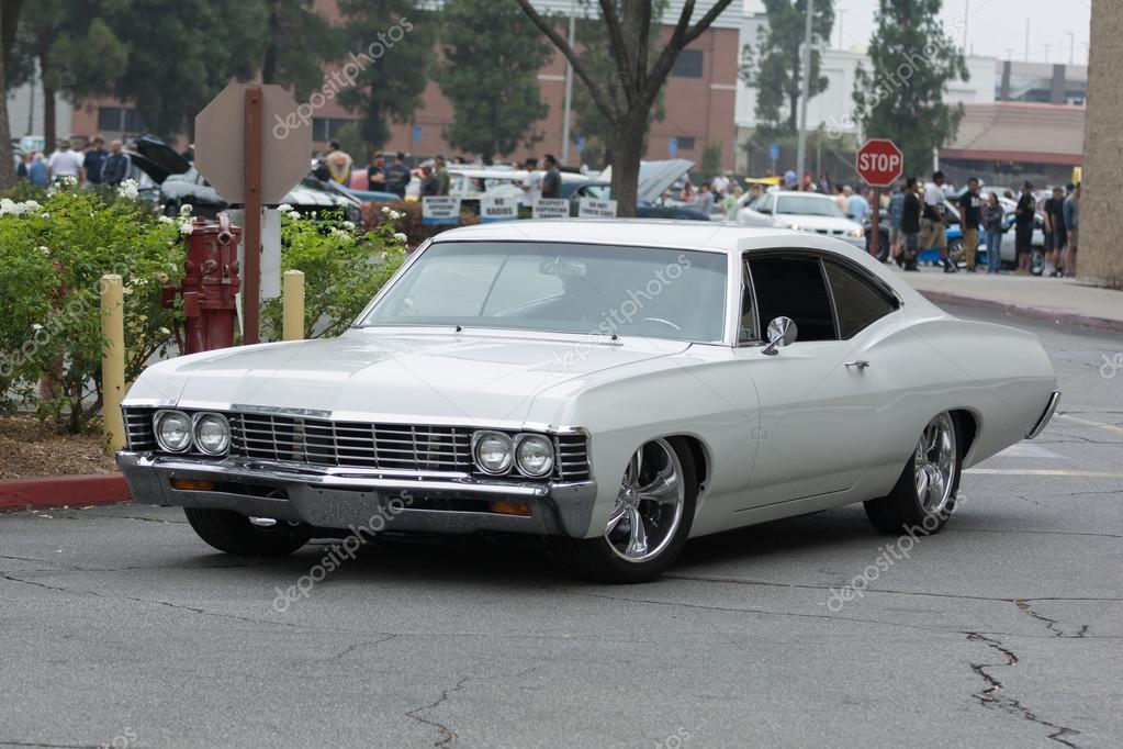 Chevrolet Impala coche en exhibición — Foto editorial de stock ...