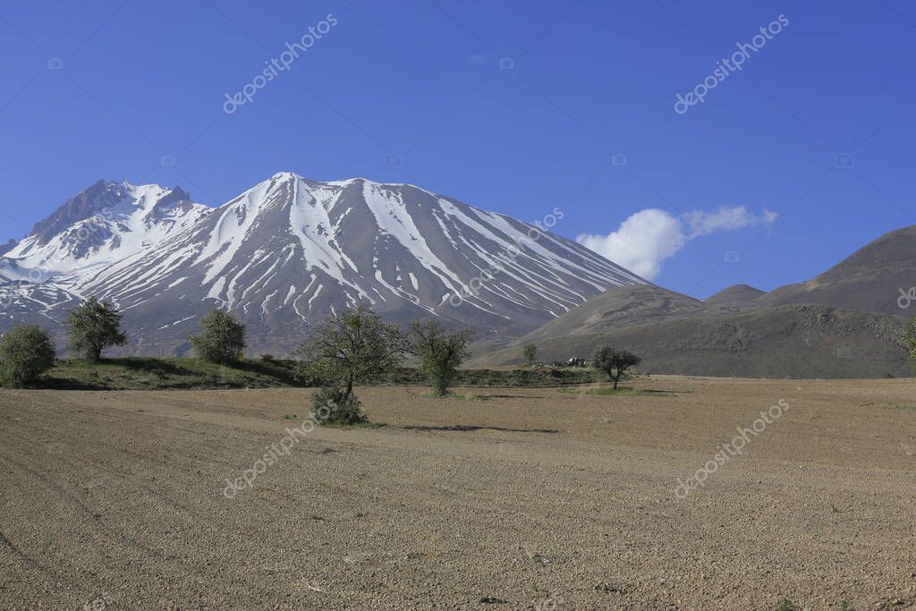 La montaña Erciyes es un volcán localizado en la región central de ...