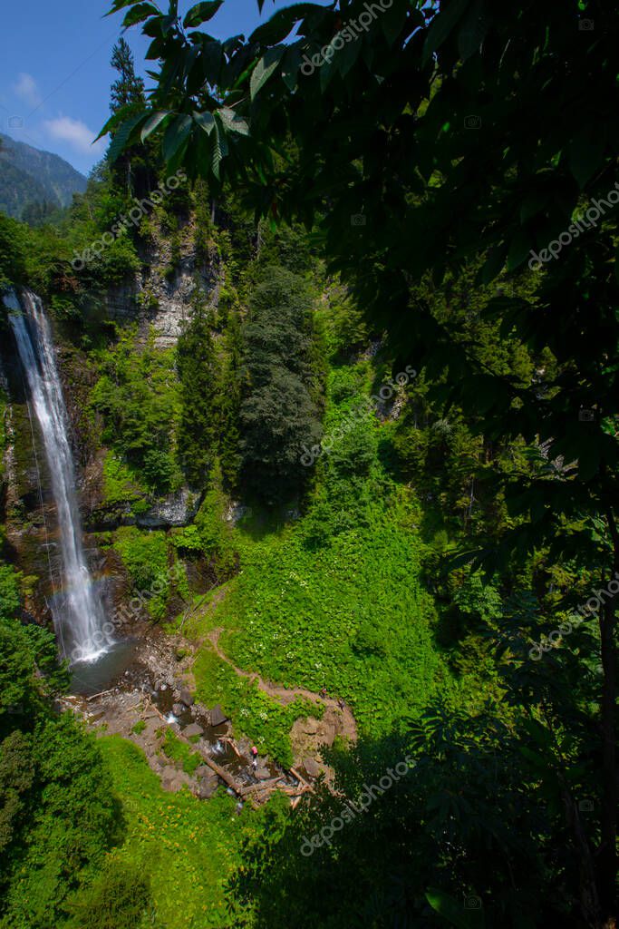 Cascada Maral, provincia de Artvin, la cascada en el arroyo Maral en ...