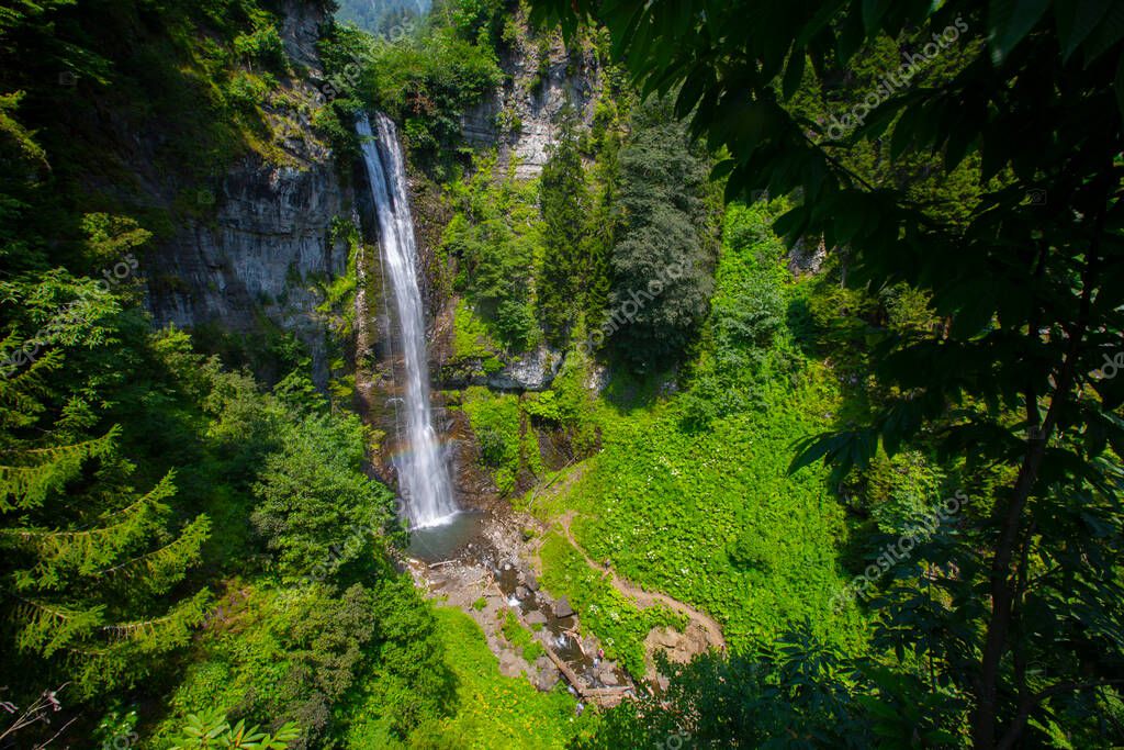 Cascada Maral, provincia de Artvin, la cascada en el arroyo Maral en ...