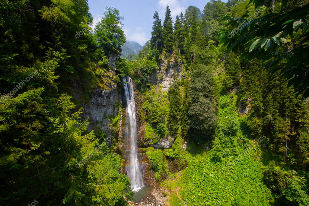 Cascada Maral, provincia de Artvin, la cascada en el arroyo Maral en ...