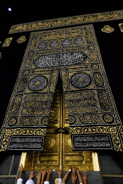 Golden Doors Holy Kaaba Closeup Covered Kiswah Massive Lock Doors ...