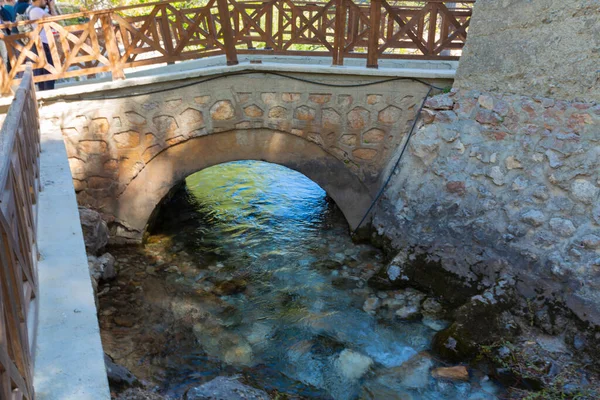 Aqueduc dans bois Stock Photos, Royalty Free Aqueduc dans bois Images ...