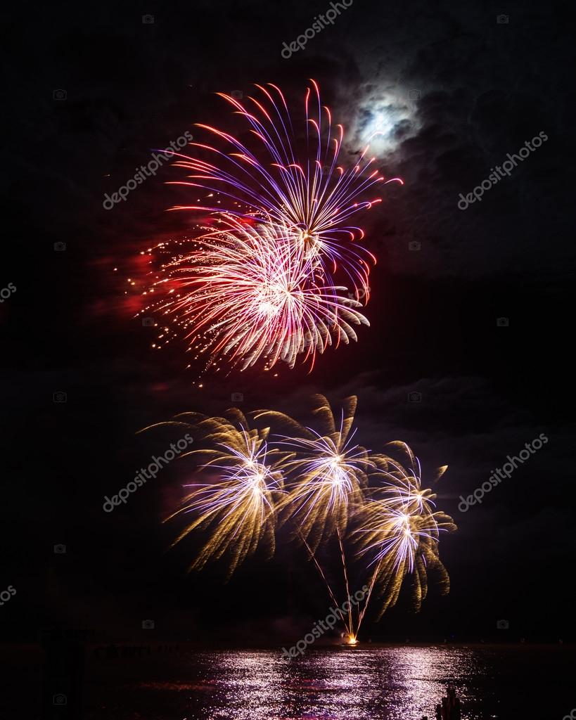 Final fireworks of the Bluewater Festival firework display 2015, in ...