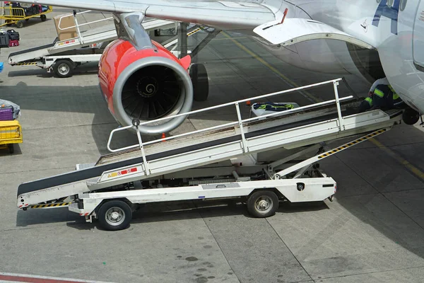 Aircraft loading Stock Photos, Royalty Free Aircraft loading Images ...