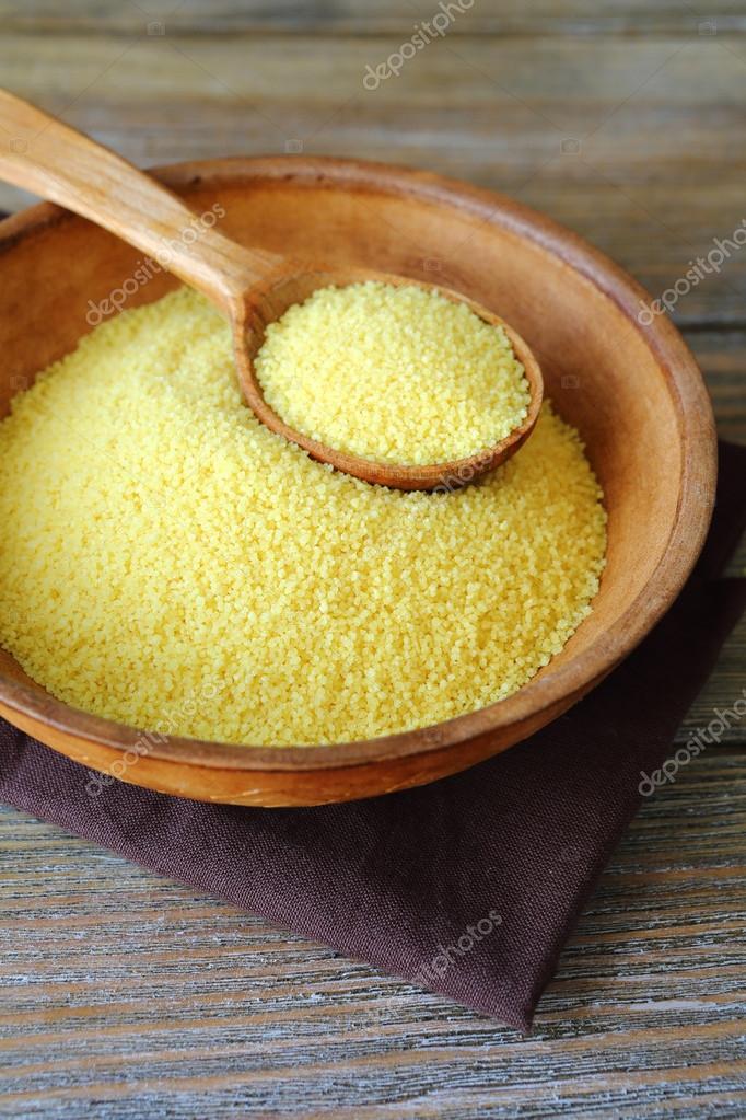 El cuscús árabe en el plato de barro a las tablas 2023