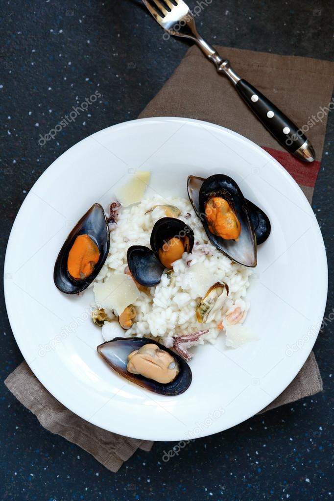 Italian mussels with rice in white plate Stock Photo by ©olhaafanasieva ...