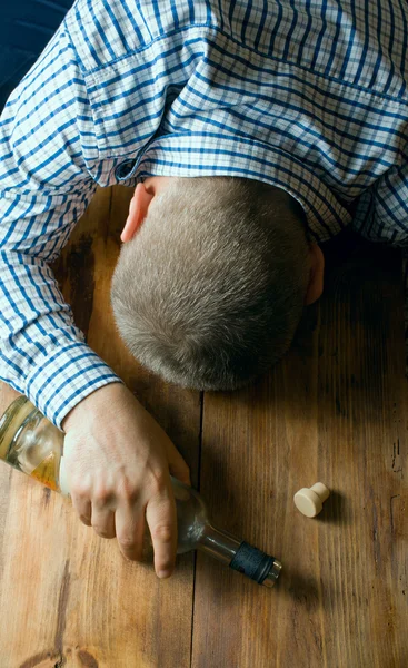 El hombre derrama alcohol Stock Photos, Royalty Free El hombre derrama ...