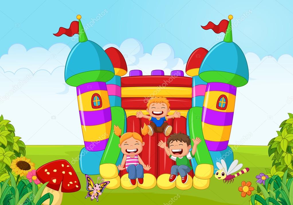 Dibujos animados niño pequeño jugando diapositiva en el globo inflable ...