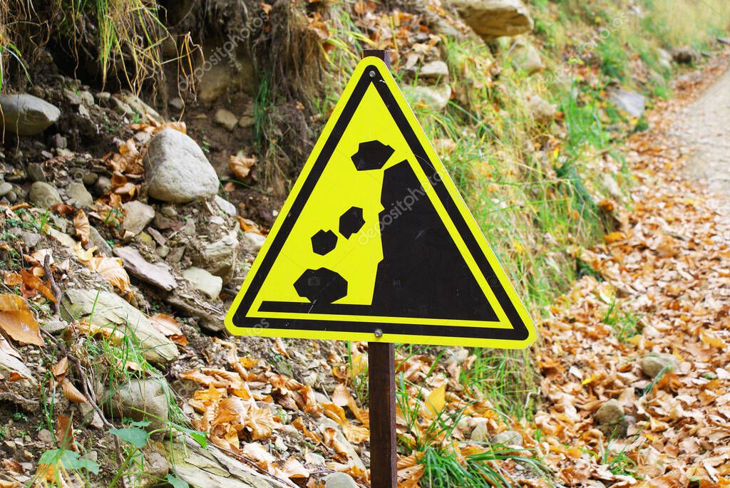 Señal sobre el peligro de caída de rocas en el parque, la naturaleza. 2023