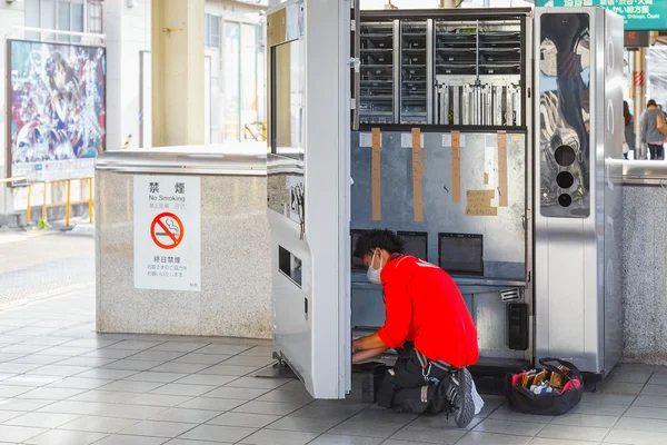Man using vending machine Stock Photos, Royalty Free Man using vending ...