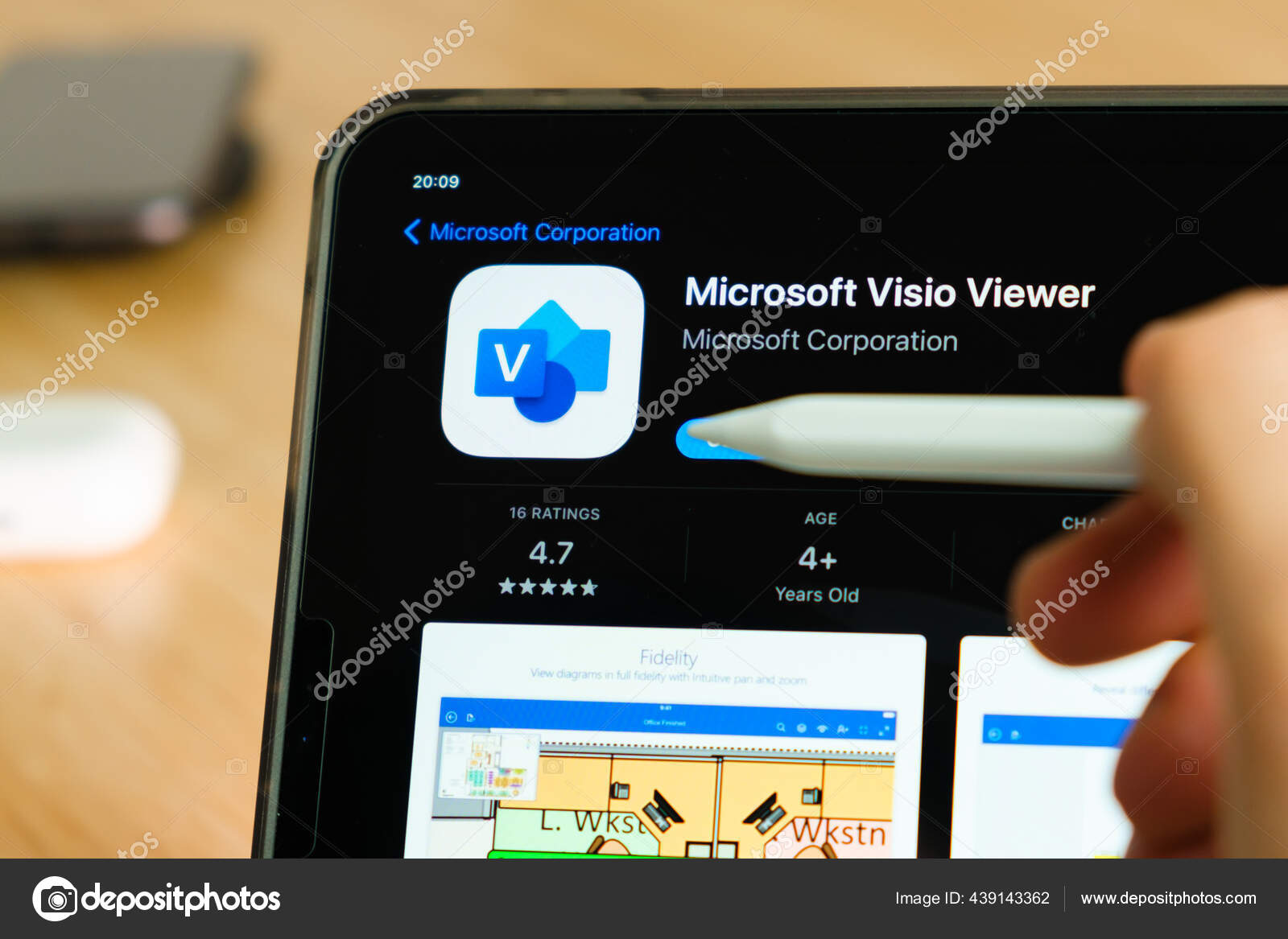 Microsoft Visio Viewer logo shown by apple pencil on the iPad Pro ...