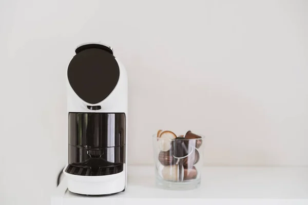 Moderna máquina de cápsulas de café en la mesa en la oficina con ...