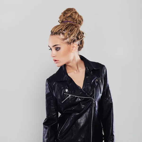 hermosa chica con rastas peinado. punk rock mujer joven en cuero 2023
