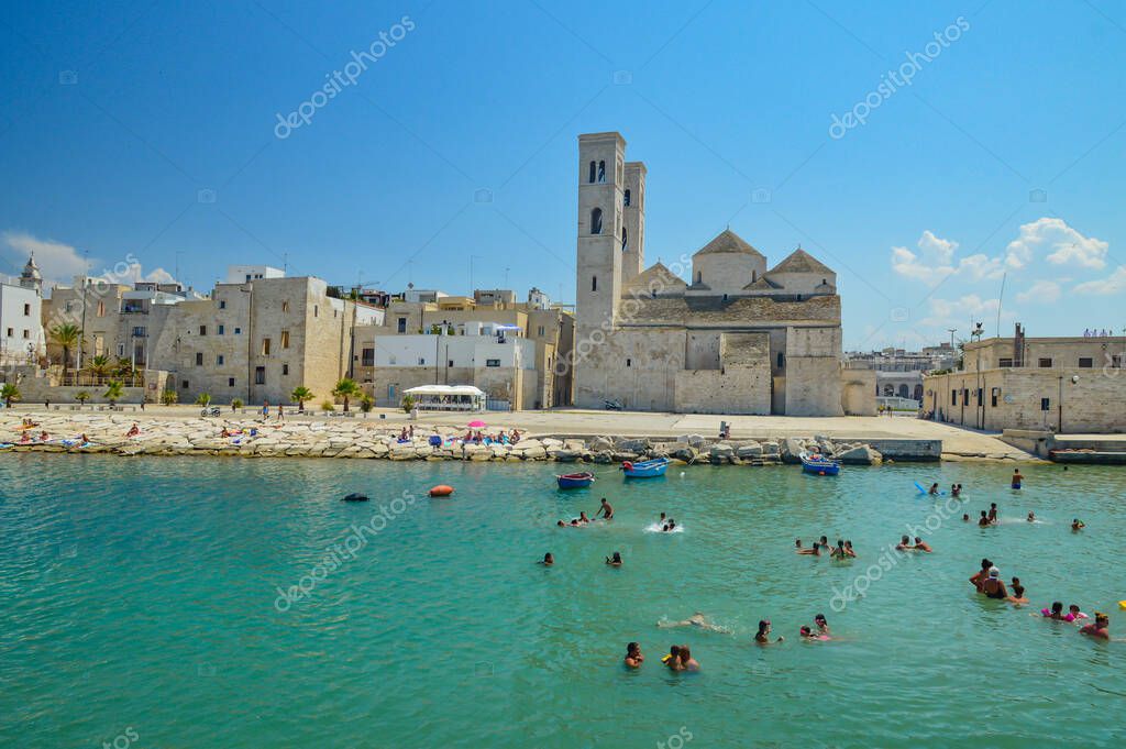 Molfetta, Italia, 25 / 06 / 2017. Gente en la playa en una ciudad ...