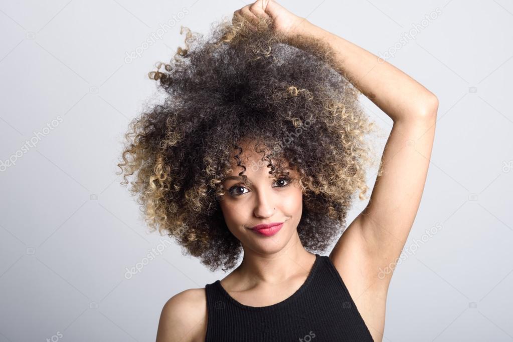 Joven mujer negra con peinado afro sonriendo — Foto de stock © javiindy ...