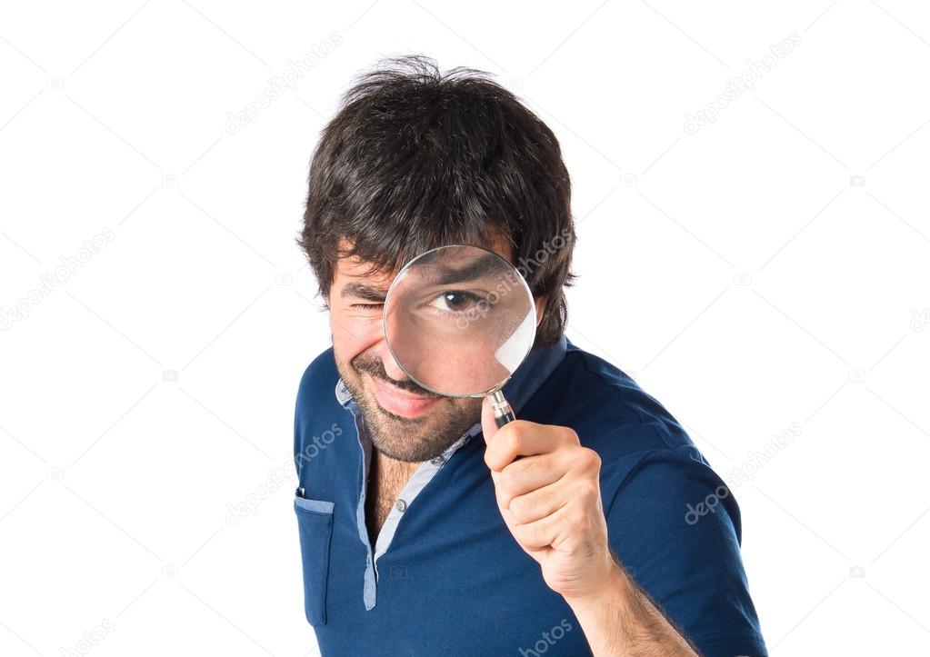 Hombre con lupa sobre fondo blanco 2022