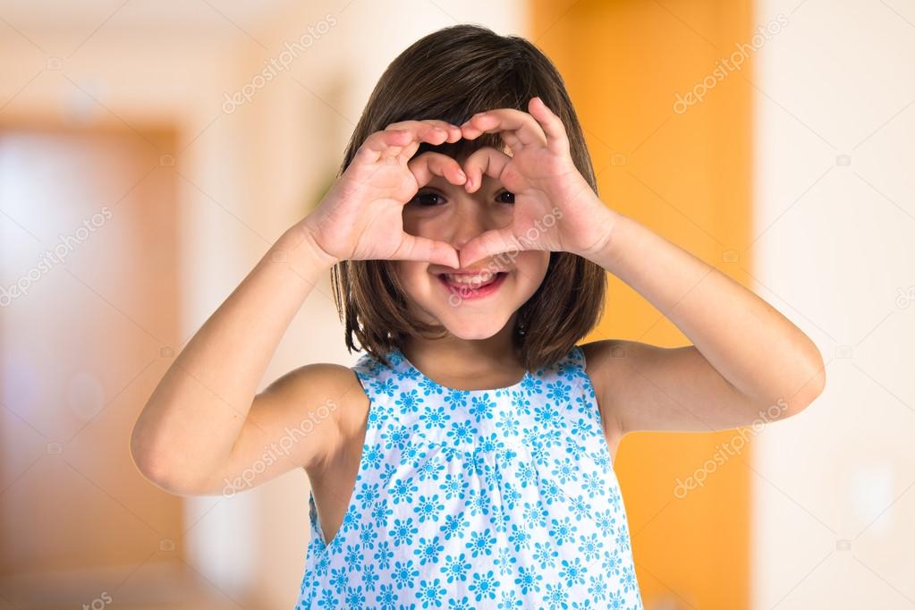 Girl making a heart with her hands — Stock Photo © luismolinero #86958304