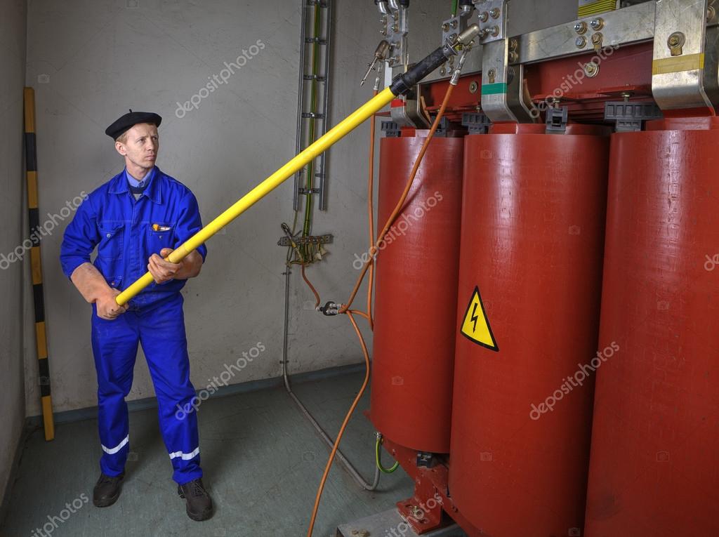 Eléctrico utiliza un palo aislante para el transformador de puesta a ...