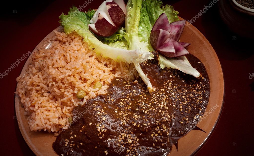 Salsa de mole rojo con pollo 3 — Foto de stock © isomorpho #106723710