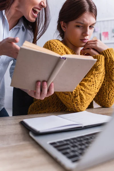 Mamá enojada fotos de stock, imágenes de Mamá enojada sin royalties ...