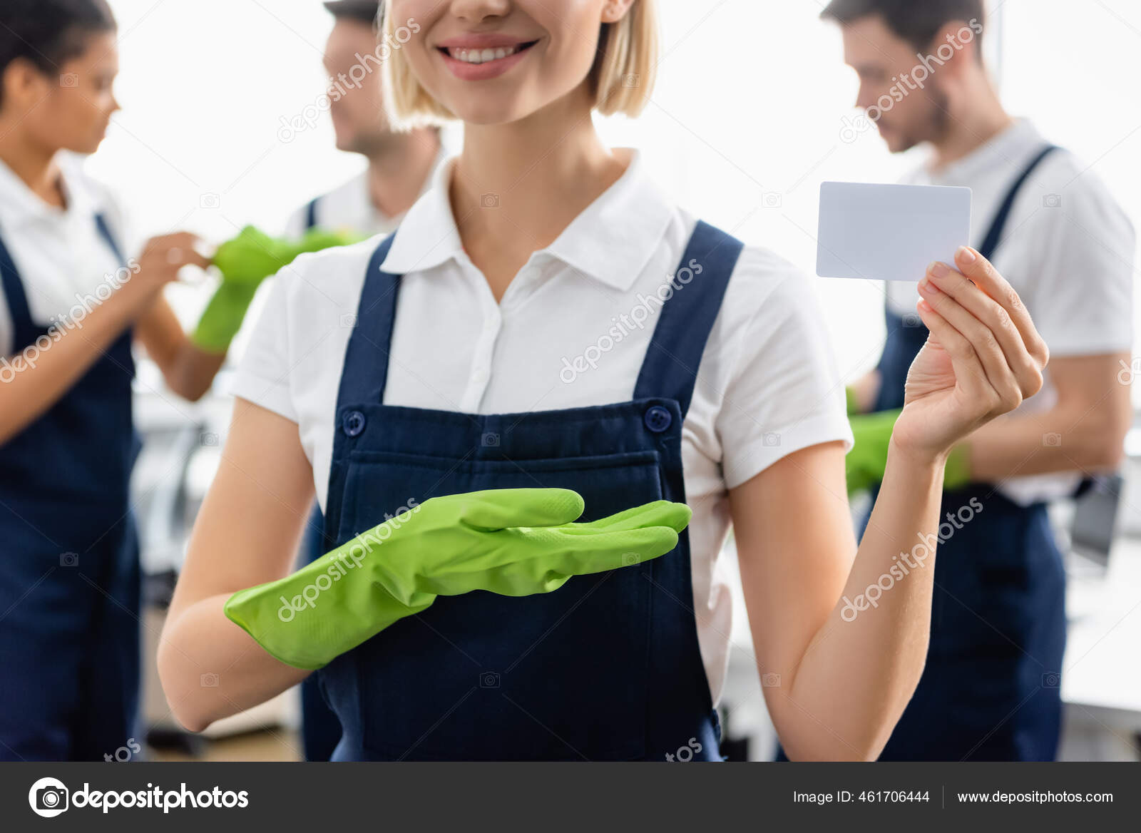 Smiling Cleaner Pointing Empty Card Blurred Colleagues Office — Stock ...
