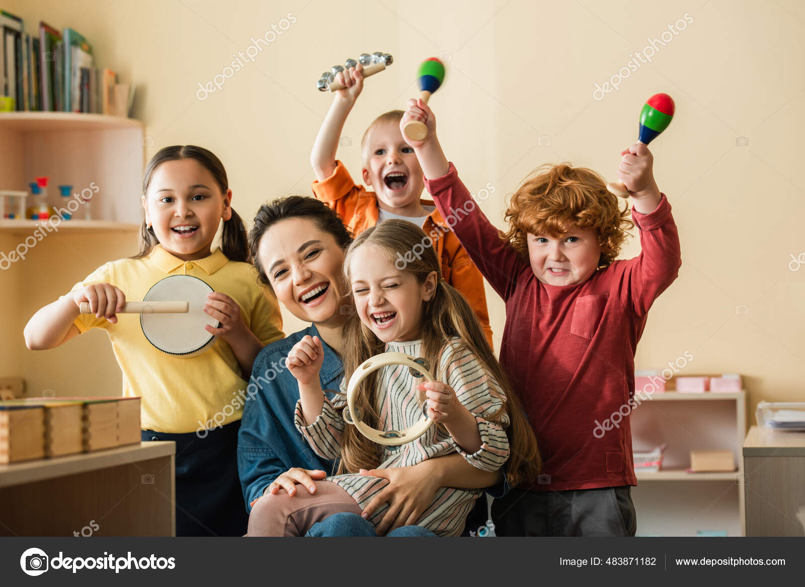 Niños Multiétnicos Emocionados Tocando Instrumentos Musicales Cerca Del ...