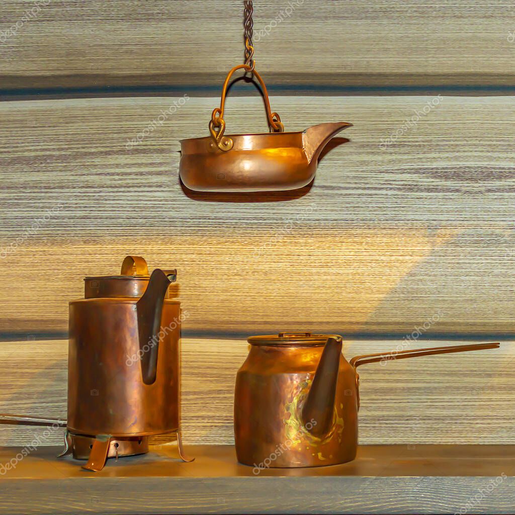 Vajilla antigua de cobre en estilo rústico ruso en un estante sobre un ...