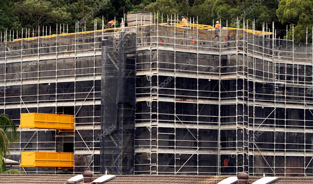 Progreso de construcción. Instalación de encofrado de piso de hormigón ...
