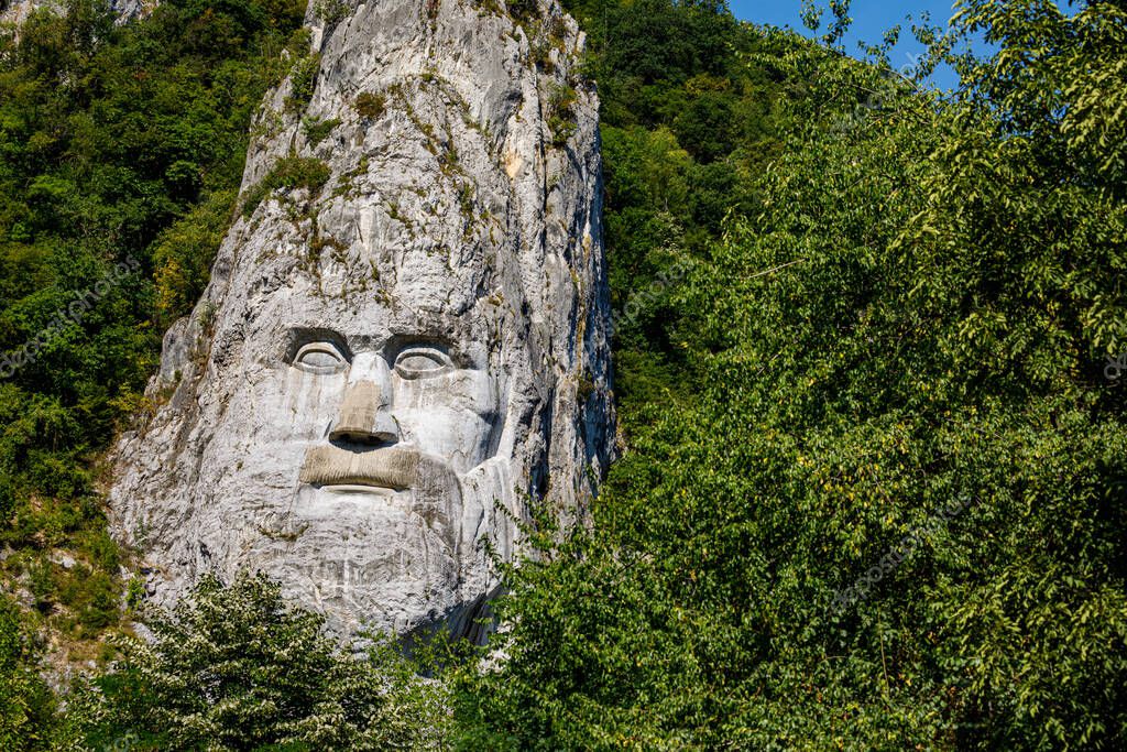 La estatua de Decebal Rex en el río Danubio en Rumania 2022