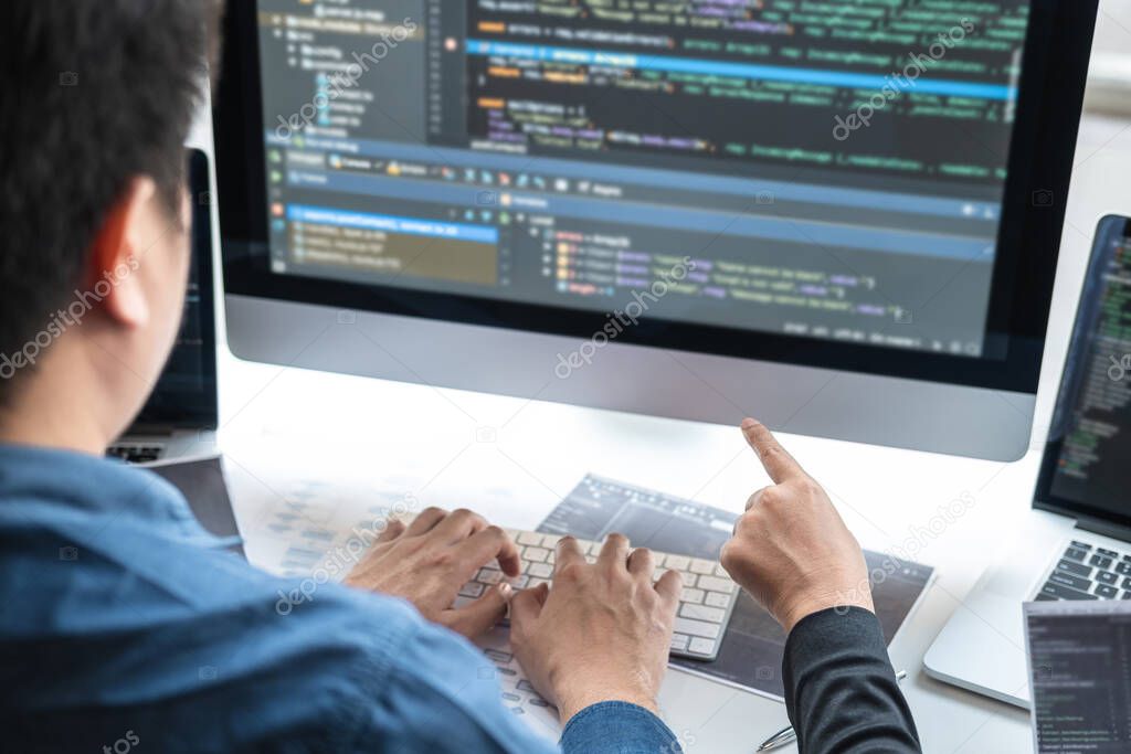 Equipo de desarrollo profesional programador cooperación reunión y ...