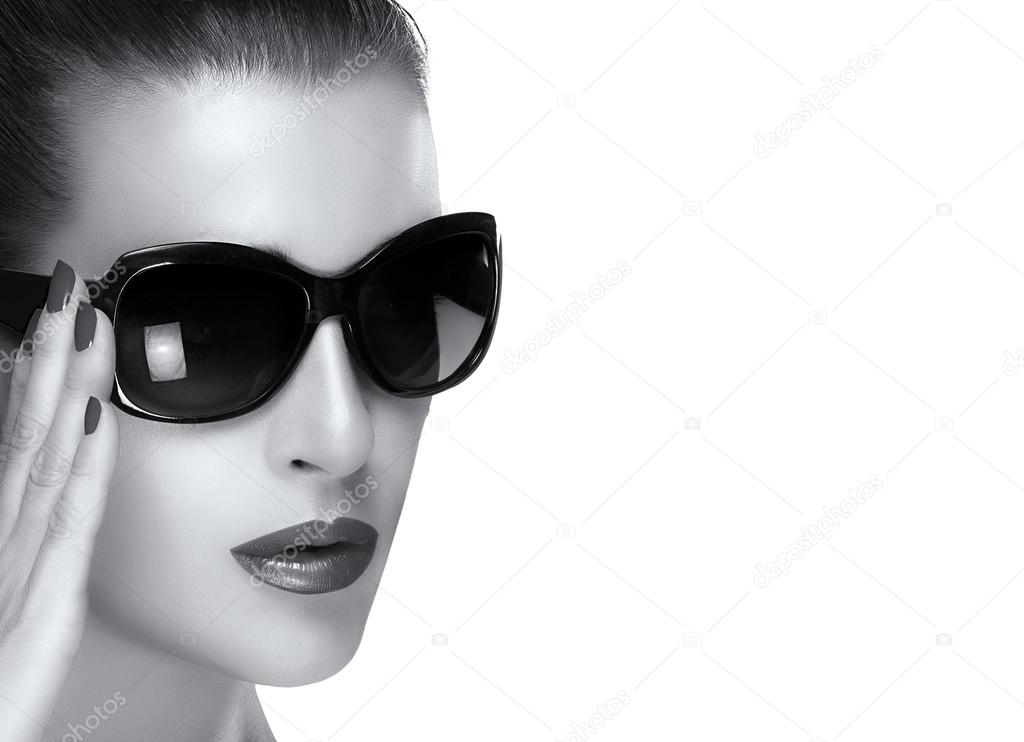 Beautiful Model Face in Black Fashion Sunglasses. Monochrome Por Stock ...