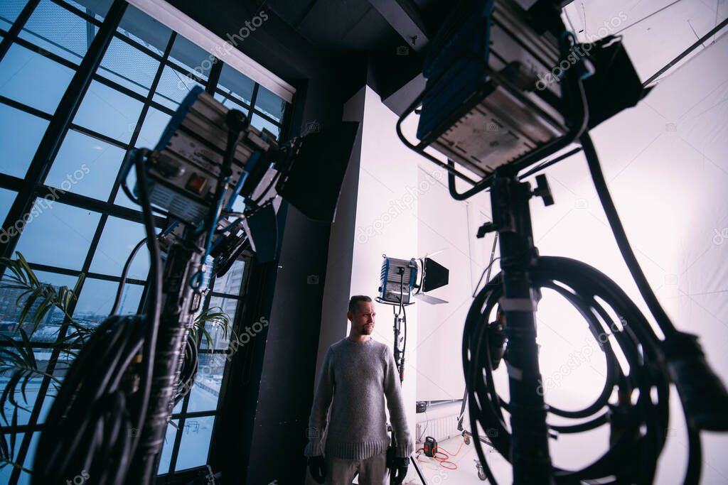 Iluminadores con equipo de iluminaci n, dispositivos de iluminaci n en el conjunto. Producci n ...