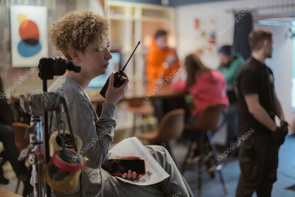 Director trabajando en el set. El director trabaja con un grupo o con ...